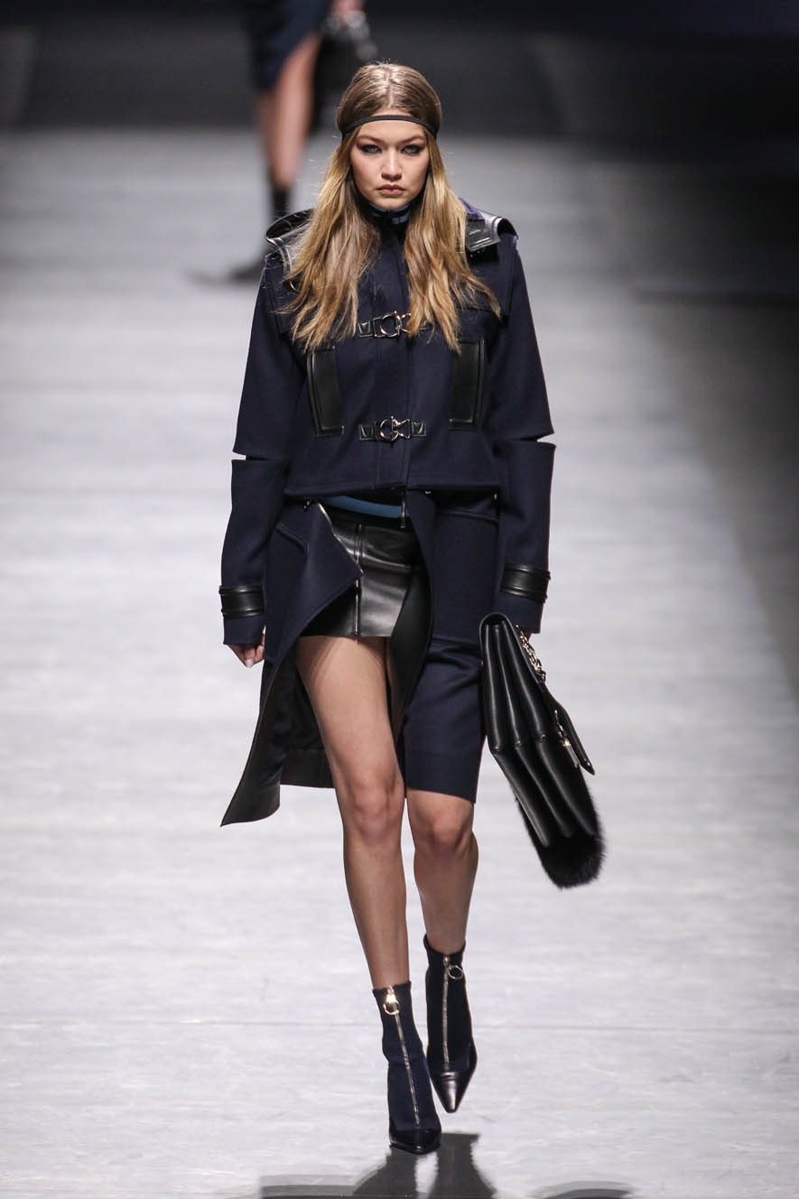 Versace - 2016/17 Autumn & Winter Collection | madame FIGARO.jp（フィガロジャポン）