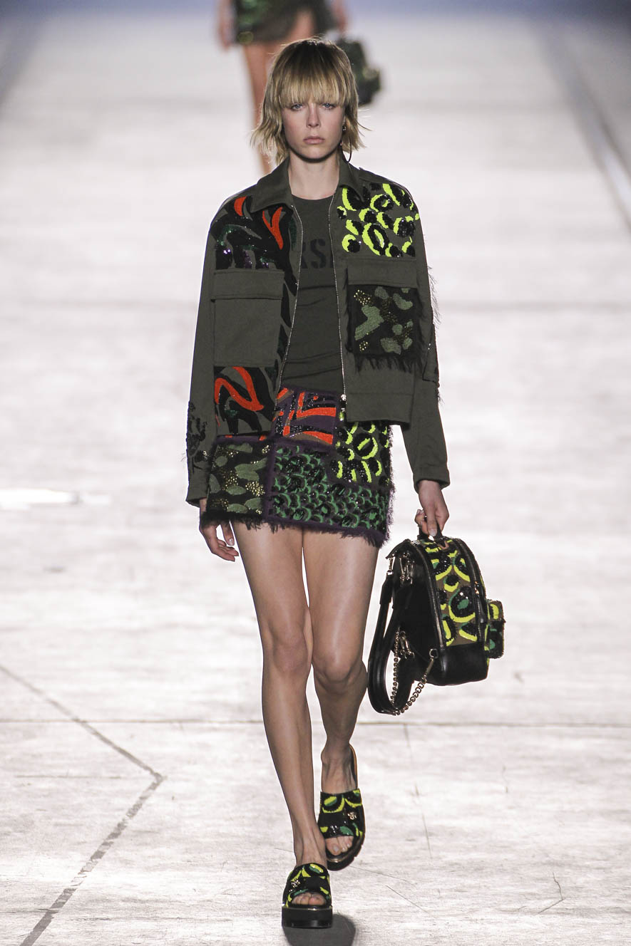 Versace - 2016 Spring & Summer Collection | madame FIGARO.jp（フィガロジャポン）