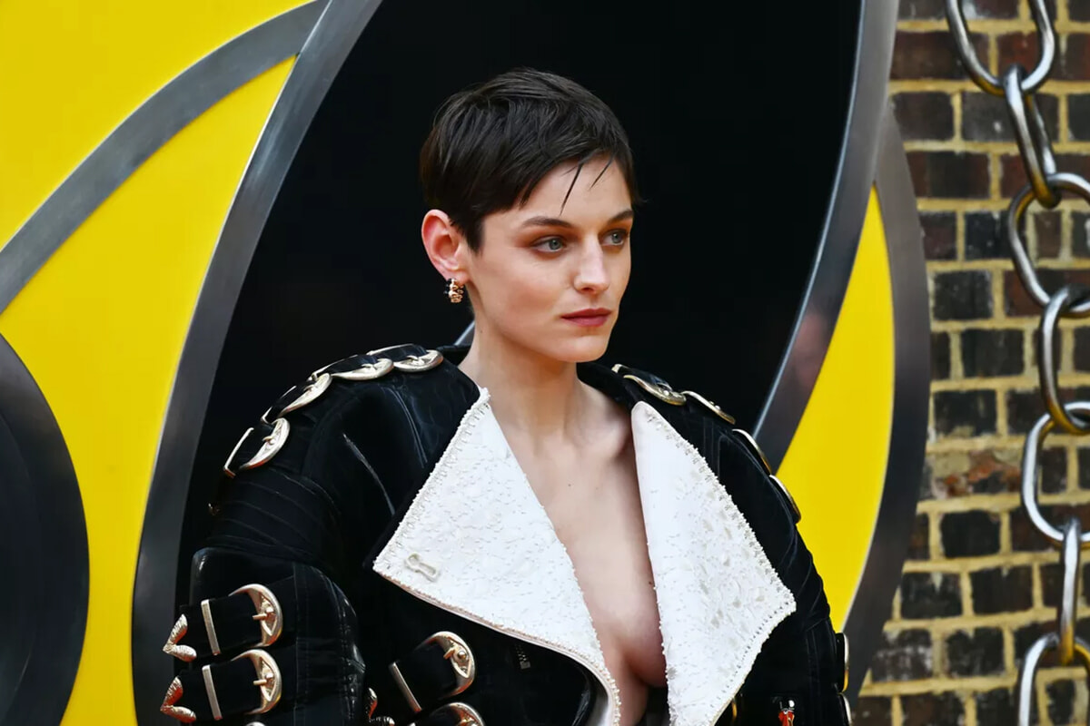 【写真】トップレスにジャケット、ハイレグ、大胆な肌見せ...女優、エマ・コリンのセクシーなファッションまとめ！｜Fashion｜madameFIGARO.jp（フィガロジャポン）