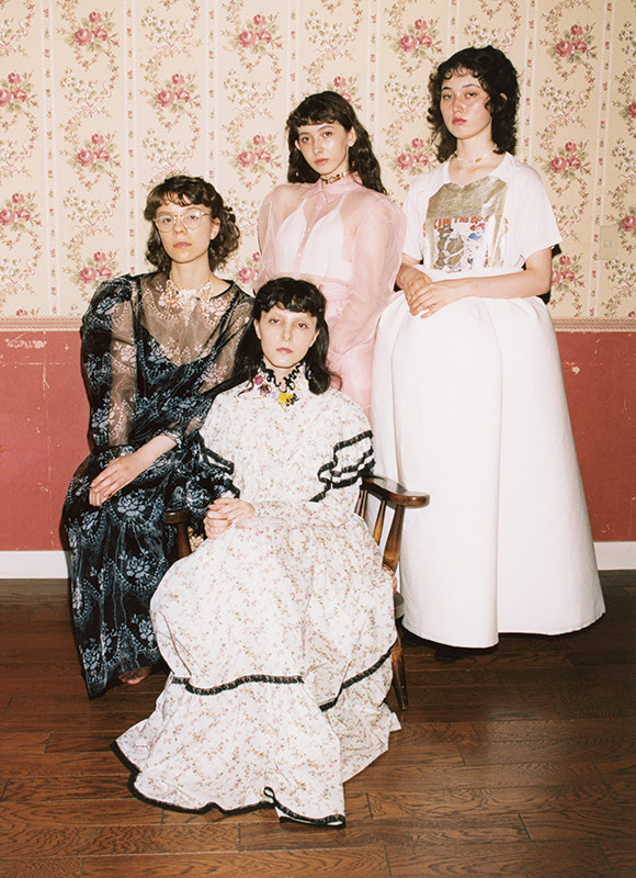 チョーカー好きな4姉妹。｜Fashion｜madameFIGARO.jp（フィガロジャポン）