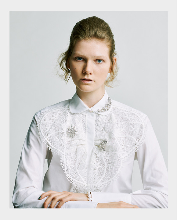 白いブラウスとパール。｜Fashion｜madameFIGARO.jp（フィガロジャポン）